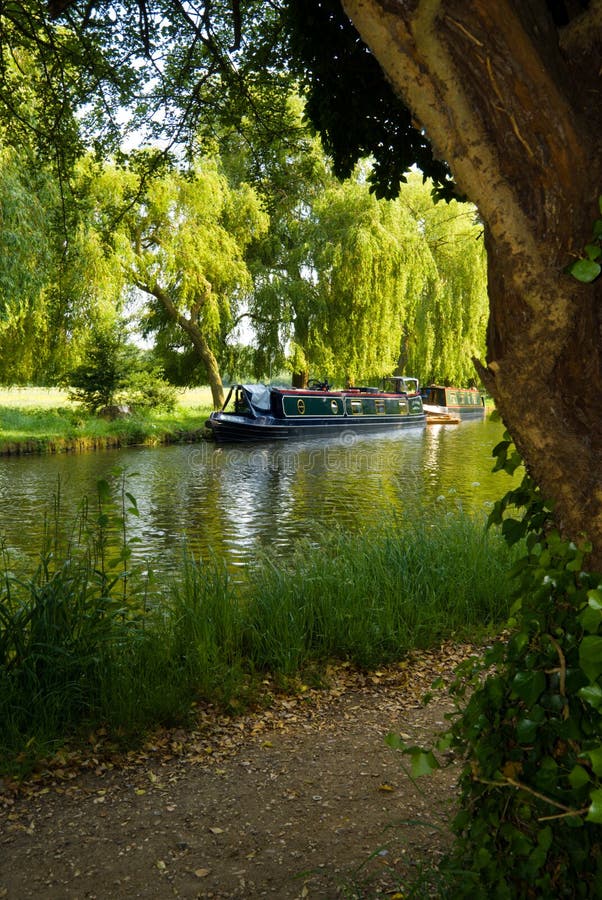 Hausboot auf dem Fluss stockfoto. Bild von gestaltet, haus - 5467384