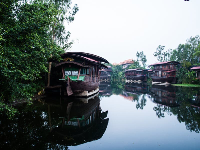 Hausboot Im Tha Chin River Nakhonpathom Stockbild - Bild von schwimmen ...