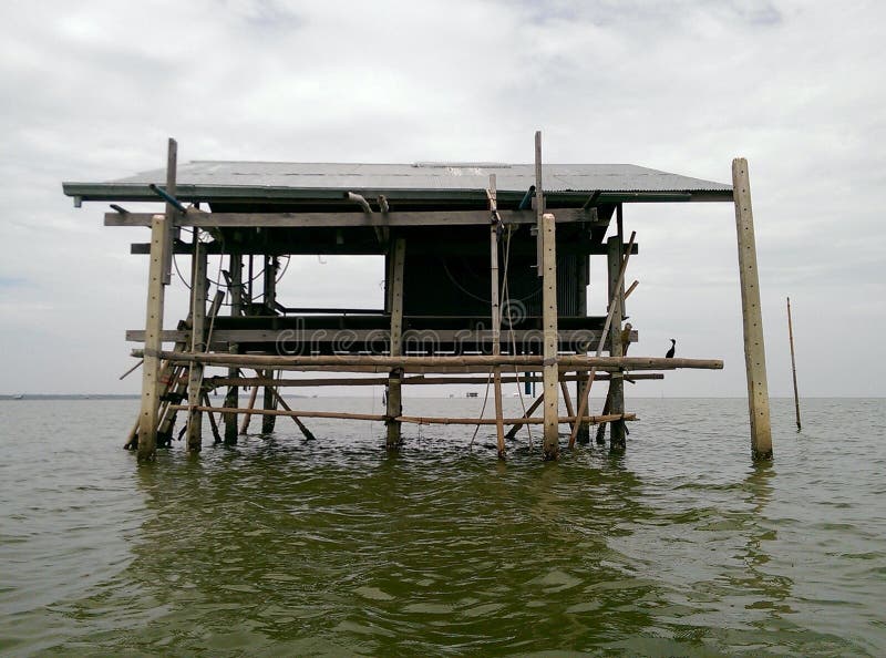 Hausfloss auf dem Wasser stockfoto. Bild von haus, menge - 60251530