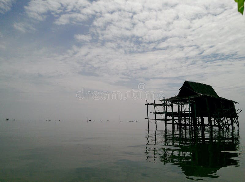 Hausfloss auf dem Wasser stockbild. Bild von reflexion - 60252087