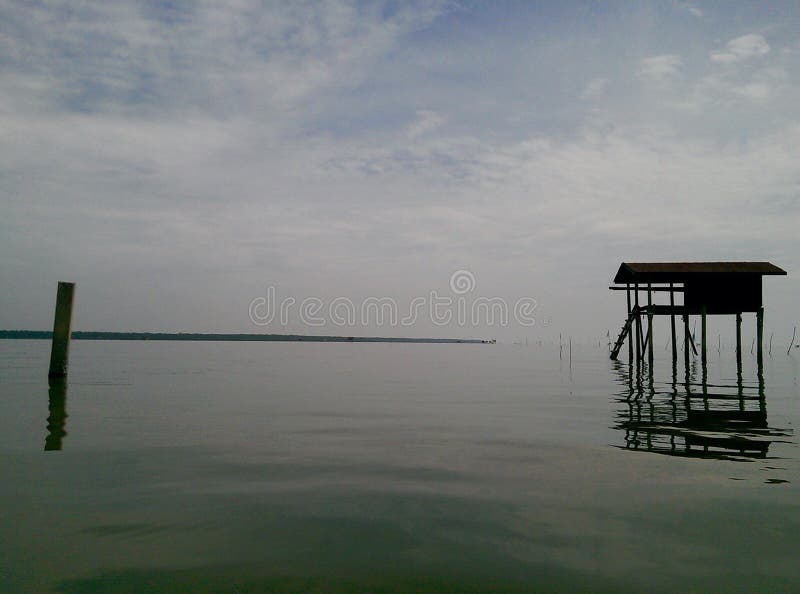 Hausfloss auf dem Wasser stockbild. Bild von wasser, blau - 60252189