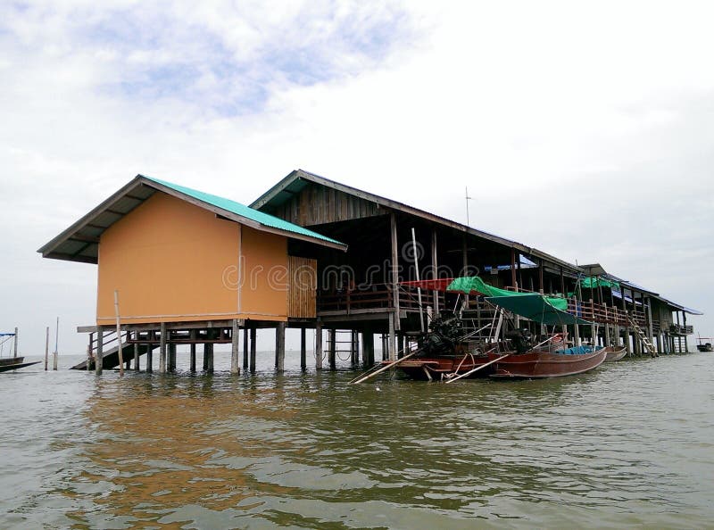 Hausfloss auf dem Wasser stockfoto. Bild von menge, haus - 60252206