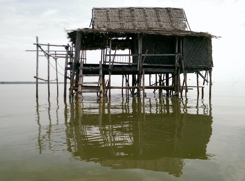 Hausfloss auf dem Wasser stockbild. Bild von himmel, menge - 60252097