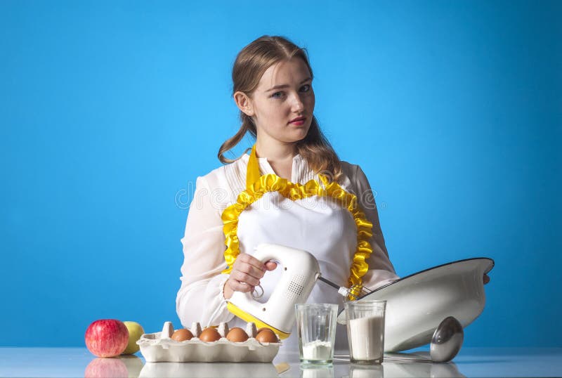 Hauswirtschaftsleiterin Mit Mischer Stockfoto - Bild von essen, eier ...