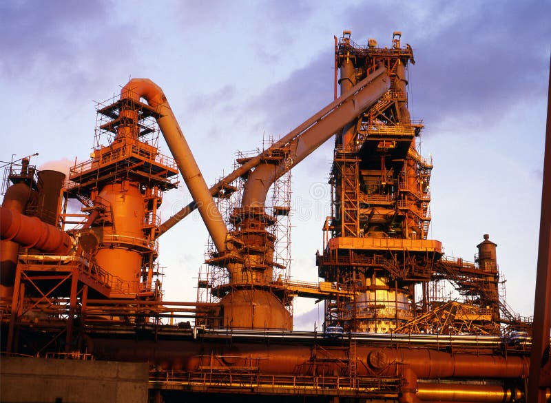 Haut fourneau moderne. image stock. Image du four, acier - 38945923