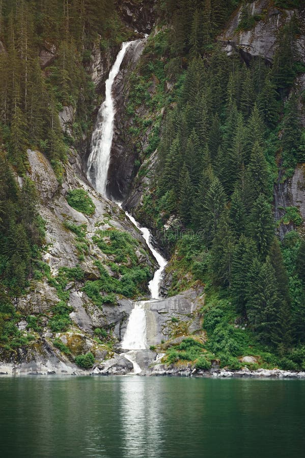 Cascade d'Alaska image stock. Image du automnes, cascade - 51512407