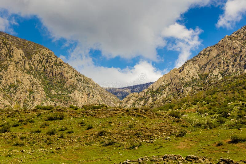 Haute montagne en Irak image stock. Image du irakien - 68706203