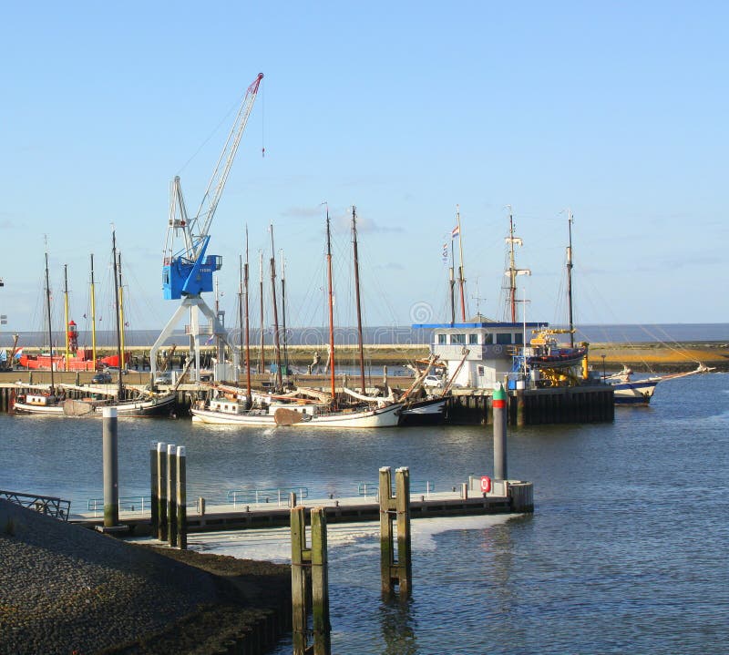 Haven van Vlieland redactionele stock foto. Image of toeristen - 98008643