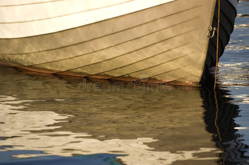 Bootsrumpf und -reflexion stockbild. Bild von reflexionen - 30870159