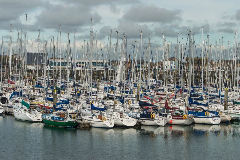 Haven van Dublin Howth redactionele stock foto. Image of marine - 72843328