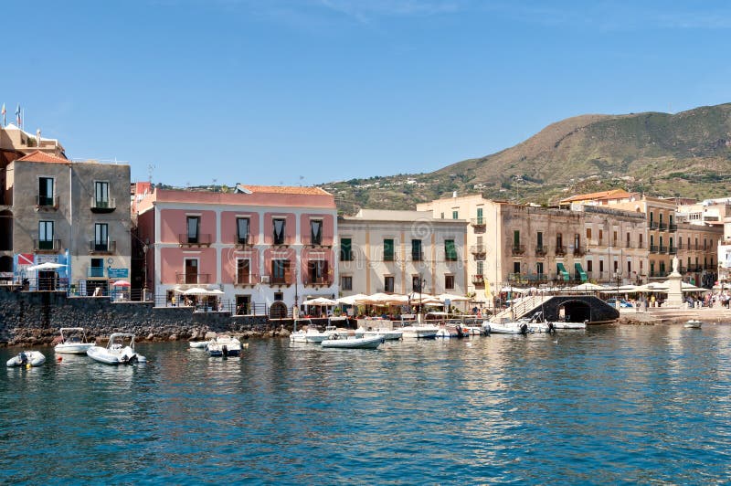 Haven Lipari Bij De Eolische Eilanden Sicilië, Italië Redactionele ...