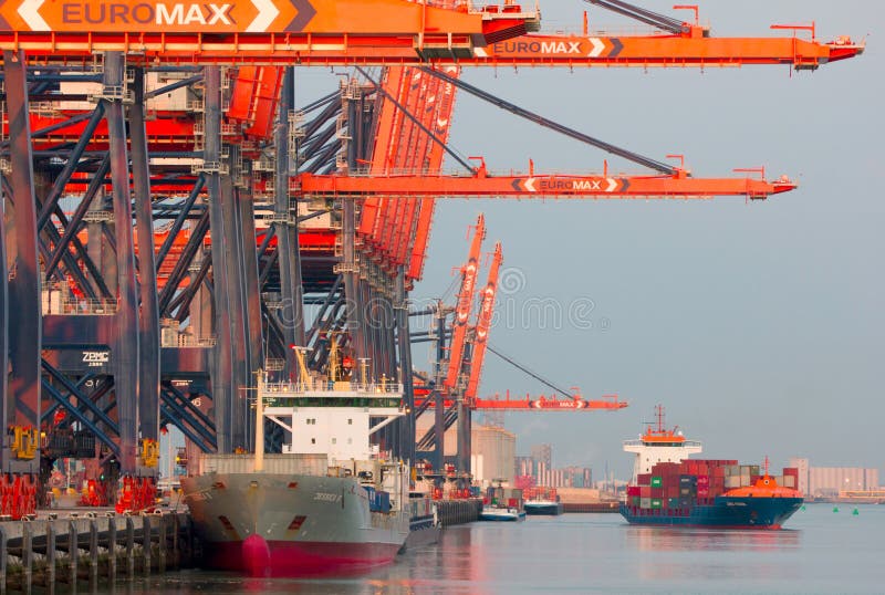 Haven Van Rotterdam, Nederland Redactionele Foto - Image of zwaar ...