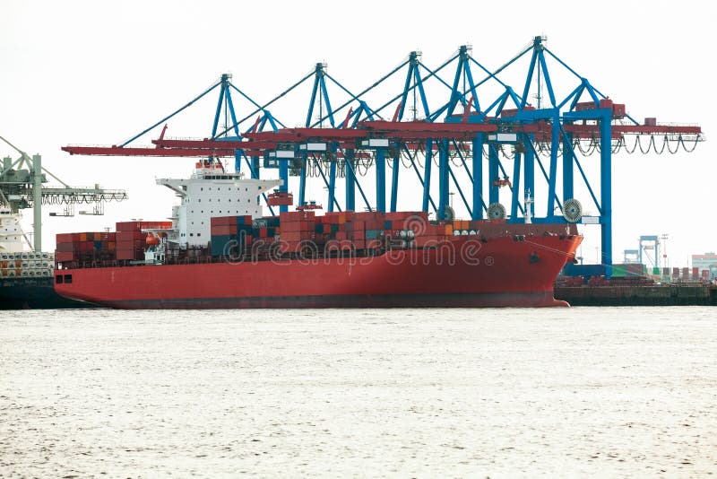 Haventerminal Voor Het Laden Van En Het Ontladen Van Schepen Stock ...