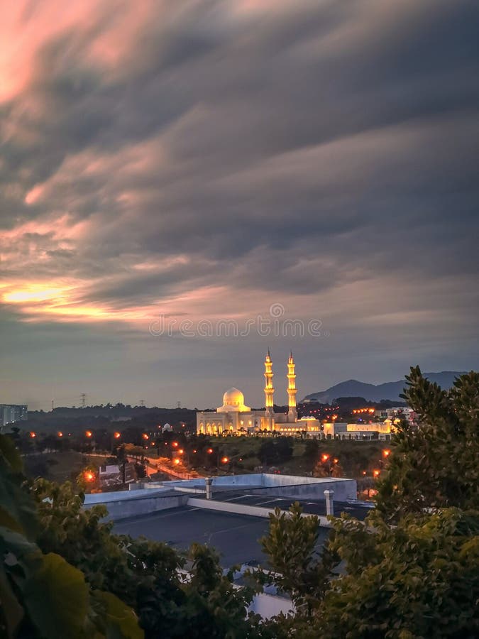 Golden Hours in Sendayan Mosque Editorial Stock Image - Image of cloud ...