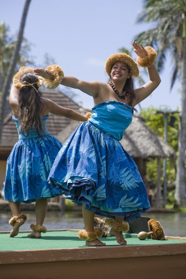 Hawaiian Dancers on Canoe 1634 Editorial Stock Photo - Image of blue ...