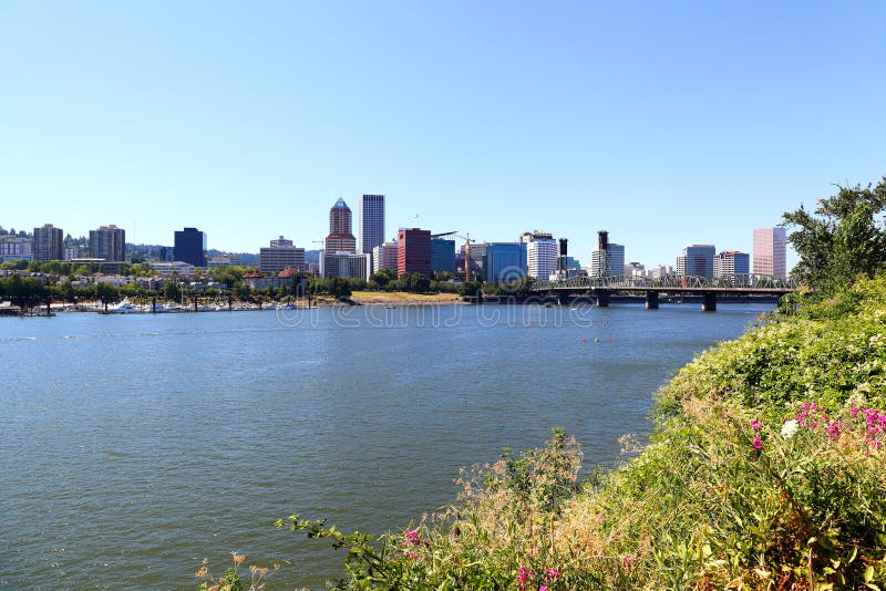 Hawthorne Bridge Con El Horizonte De Portland, Oregon Foto de archivo ...