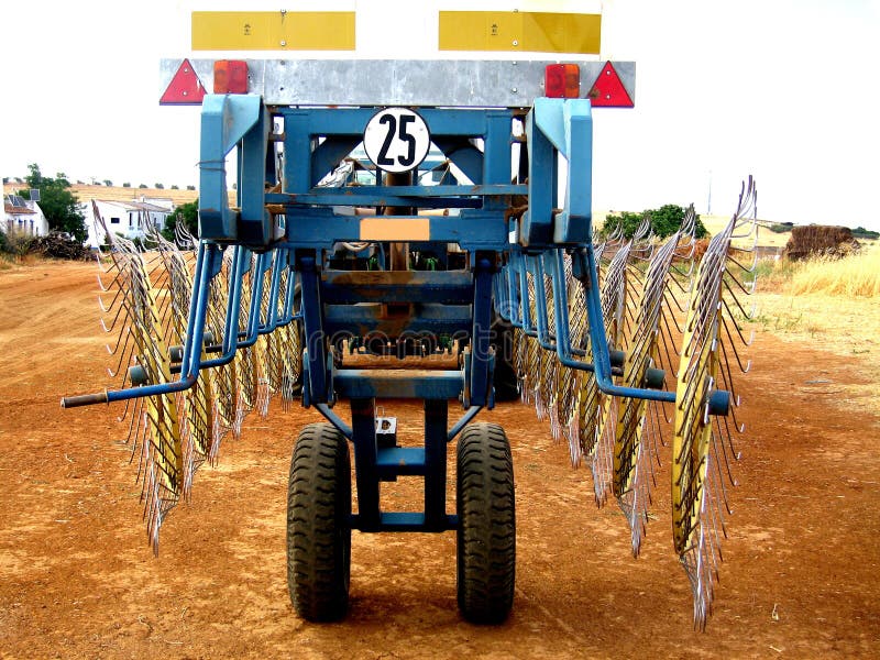 Hay Star-Wheel Rake Trator imagem de stock. Imagem de sido - 58707247
