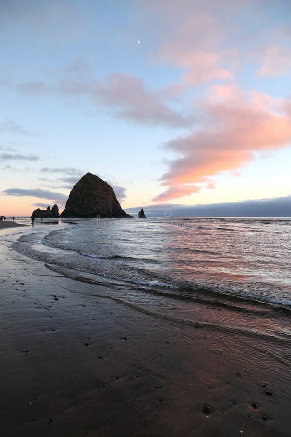 Haystack Rock at Cannon Beach, Oregon Stock Image - Image of cannon ...