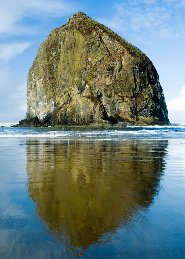 Haystack Rock, Oregon Coast Stock Image - Image of water, ocean: 9025843