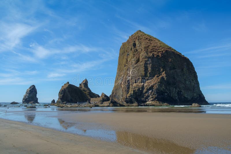 Haystack Rock and Other Sea Stacks, Cannon Beach, Oregon, USA Stock ...