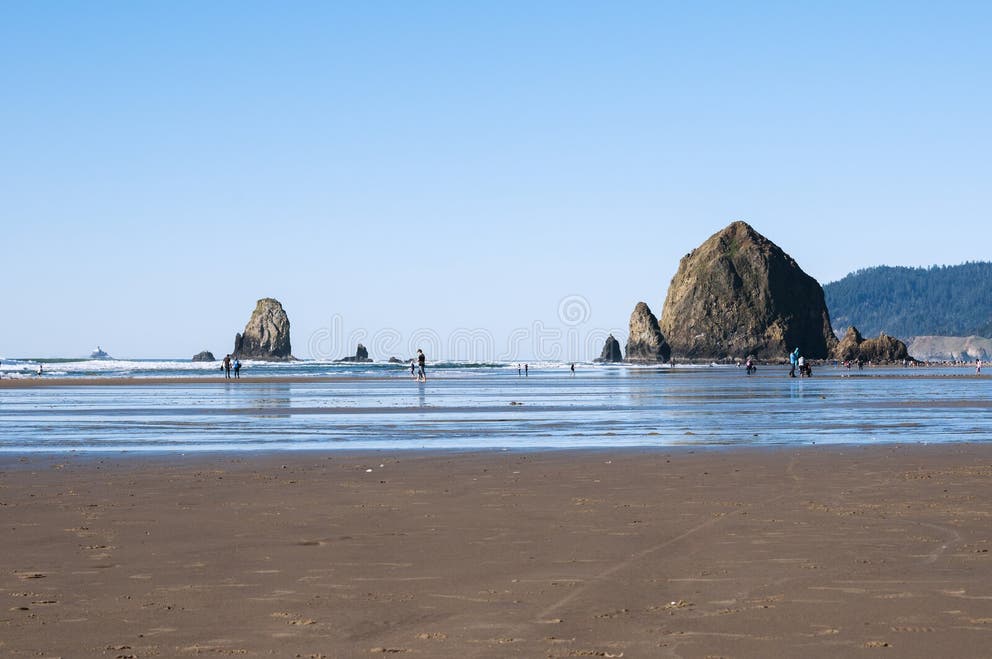 Haystack Rock, Oregon editorial photography. Image of pacific - 56425317