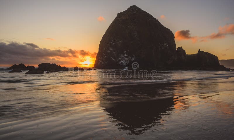 Haystack Rock, Oregon Coast Stock Image - Image of water, ocean: 9025843