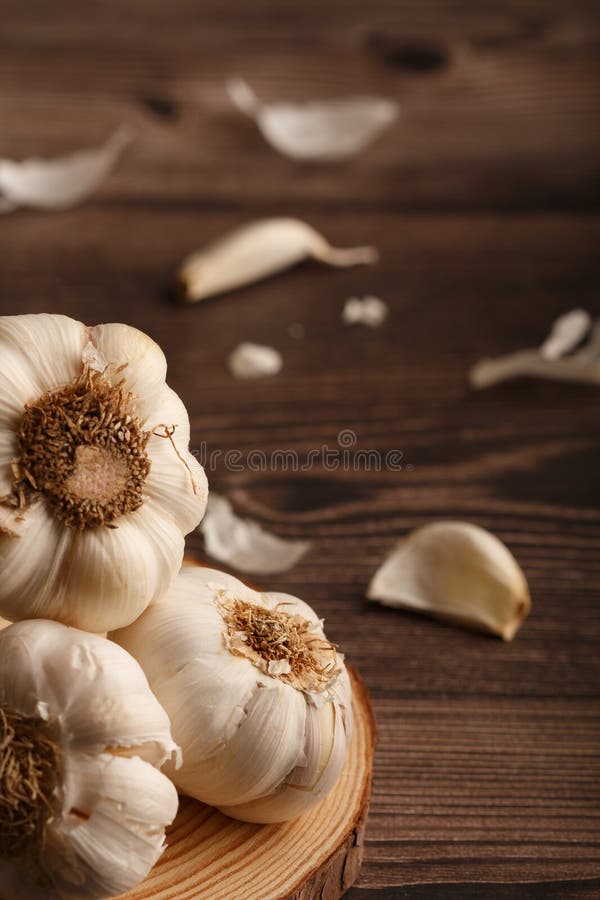 Head of Garlic with Cloves on a Pine Round Wood Slice. Rustic Table ...