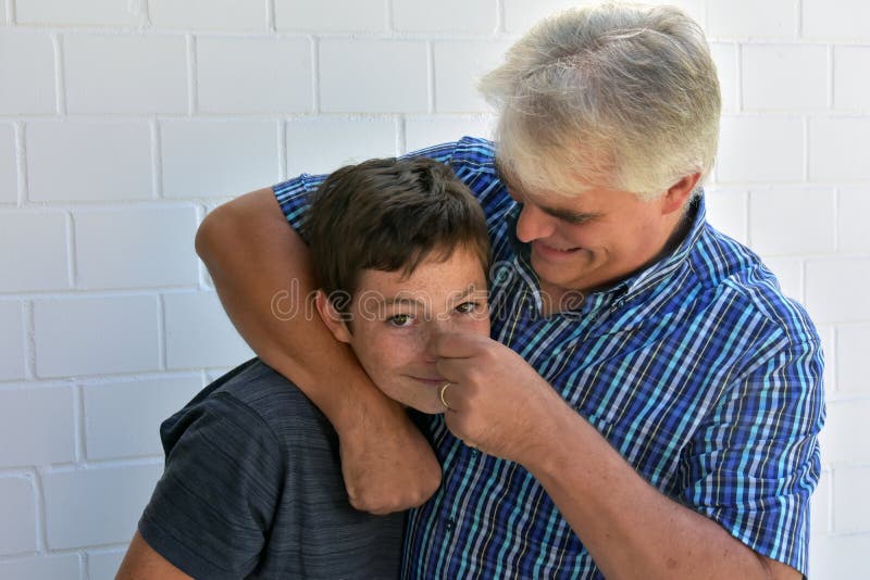 Headlock image stock. Image of tête, embrassez, contenu - 100619165