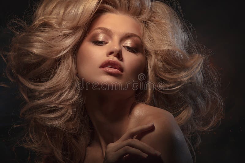 Headshot De La Belleza Del Modelo Del Blonde De La Moda Foto De Archivo