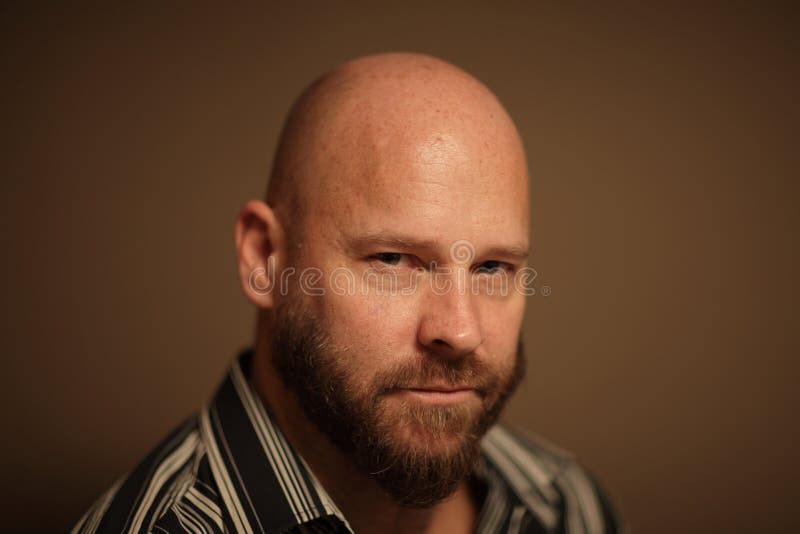 Headshot de um homem calvo foto de stock. Imagem de raspado - 18867952