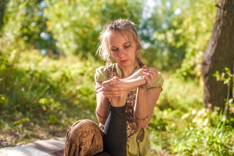 Girl Masseuse Gives Her Client A Refreshing Massage In Nature Stock Image Image Of Erlax 1388