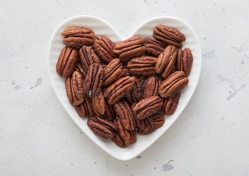 Heart Shaped Plate with Healthy Peeled Pecan Nuts on Light Background ...