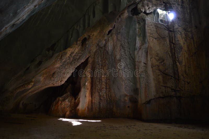 Heart-shaped Sunlight at Cudugnon Cave in El Nido Stock Image - Image ...