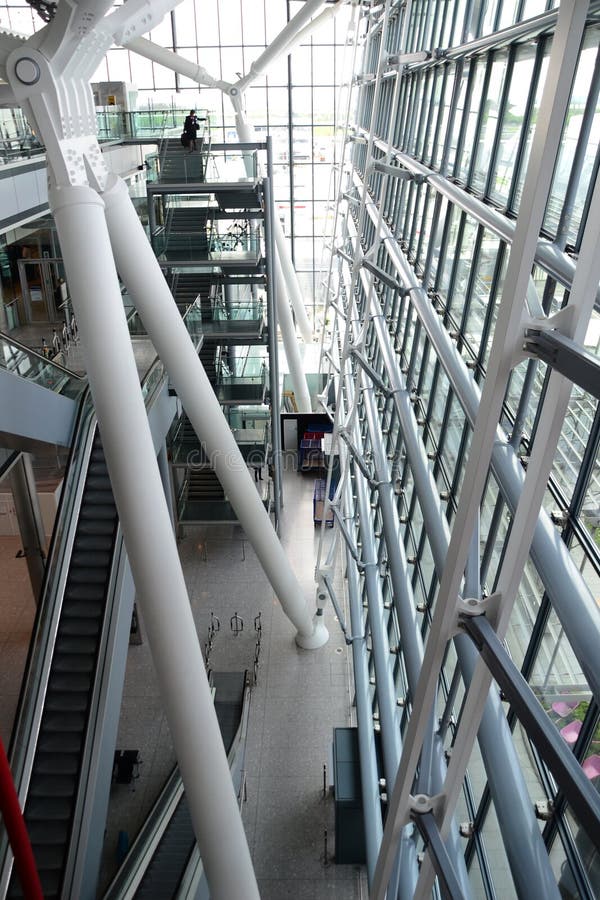 Heathrow Terminal 5 Pillars Editorial Stock Photo - Image of electric ...