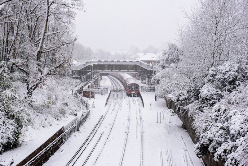 Heavy snow in England editorial photo. Image of disruption - 105627091