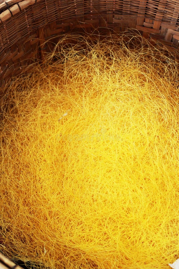 Hecho a Mano De La Seda Cruda Foto de archivo - Imagen de asia, capullo ...