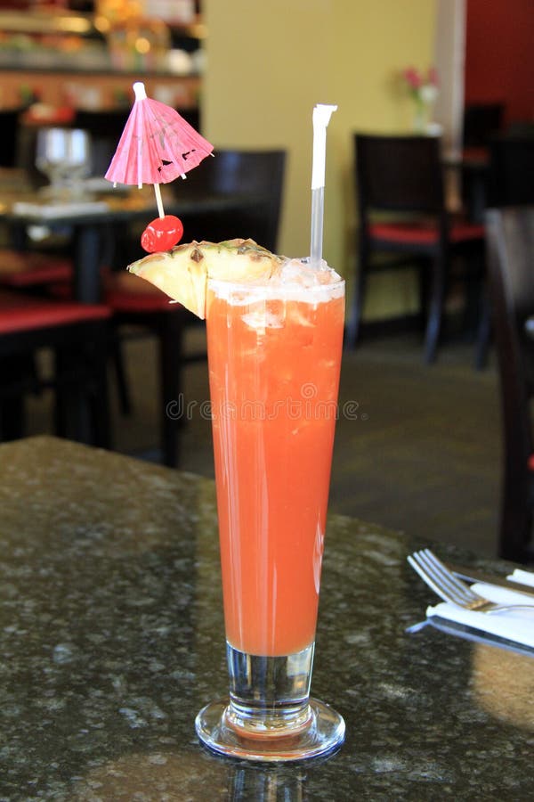 De Fruitige Alcoholische Cocktail Met Stro, Citroen En Versiert Colorf ...