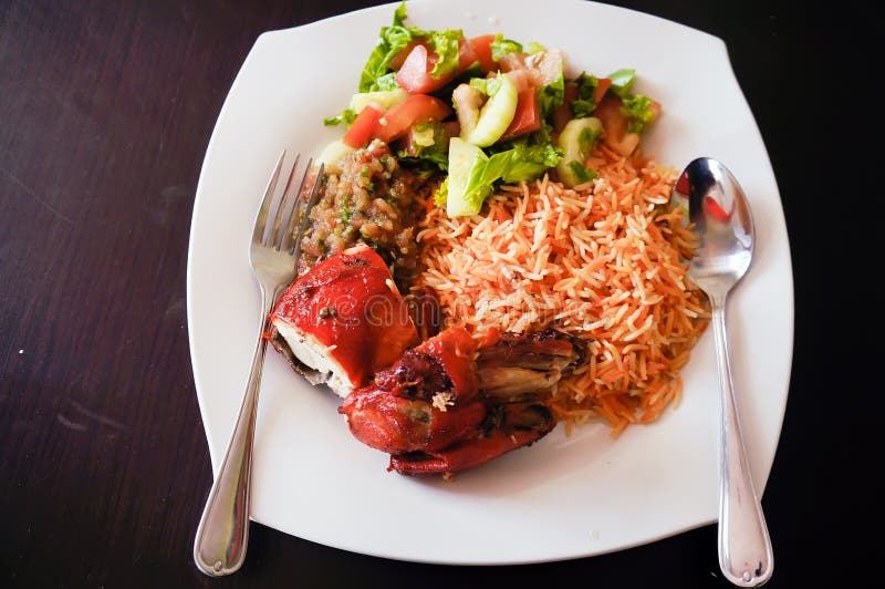 De Arabische Maaltijd Van De Rijst (Kabsa) Stock Afbeelding - Image of ...