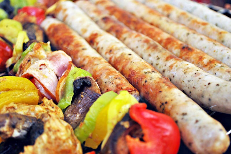 Heerlijke Duitse Worsten Op De Barbecuegrill Stock Foto - Image of ...