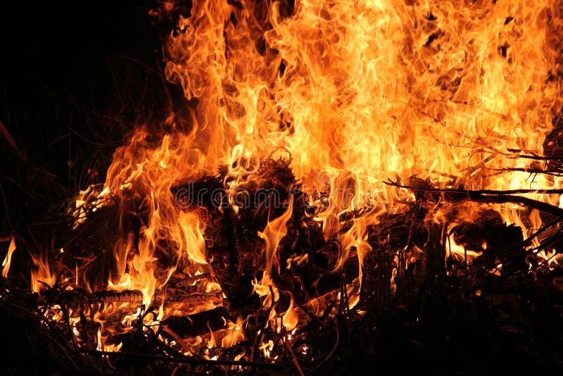 Een Brandend Rood-oranje Reusachtig Vuur Stock Foto - Afbeelding ...