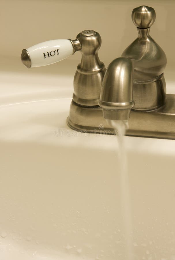 Heet Water stock afbeelding. Image of badkamers, kraan - 7638131
