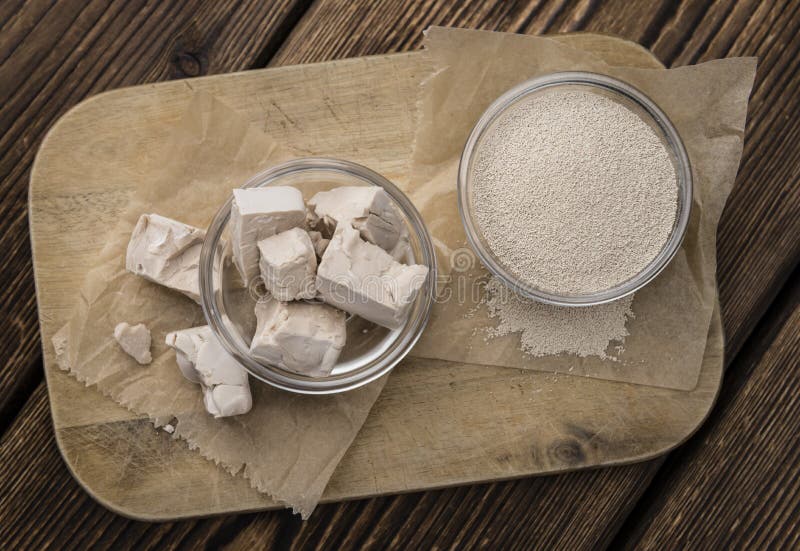 Hefe (frisch Und Getrocknet) Stockfoto - Bild von haufen, kochen: 68641670