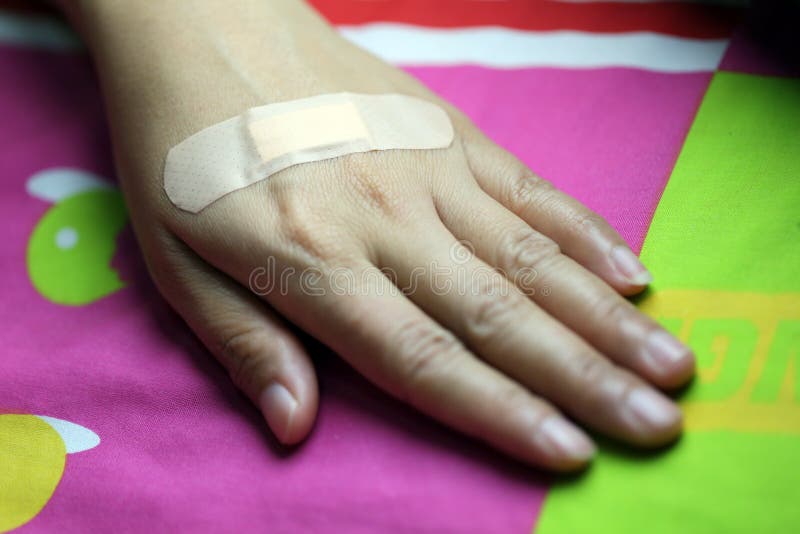 Heftpflaster auf Haut stockbild. Bild von arzt, hand - 47973901