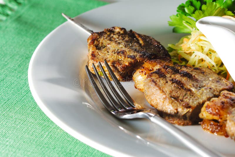 Heißer Fleisch-Teller - Rindfleisch-Rolle Auf Gemüse Stockbild - Bild ...