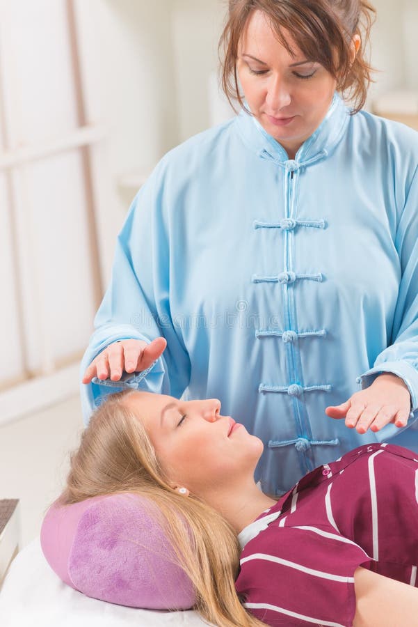 Berufs-Reiki-Heiler, Der Reiki Tut Stockbild - Bild von heilung ...