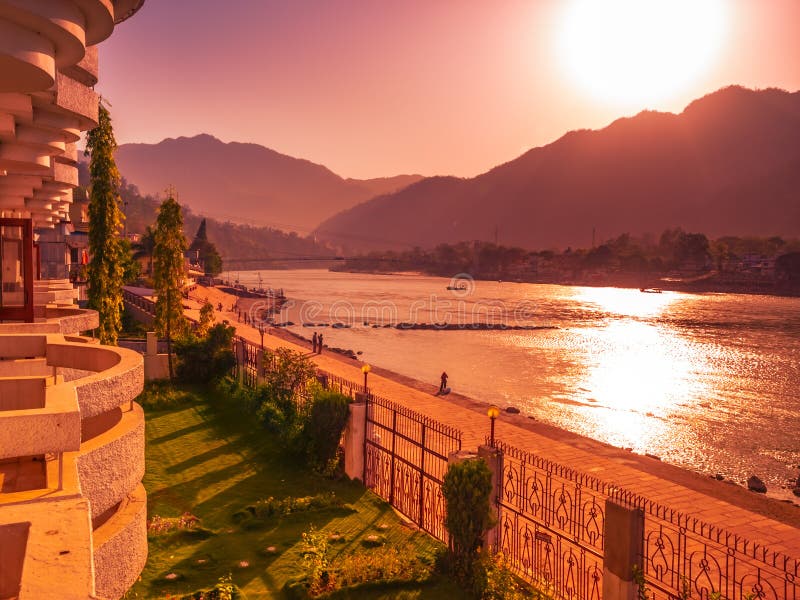 Heiliger Ganges-Fluss stockbild. Bild von heilig, seebrücke - 25071431