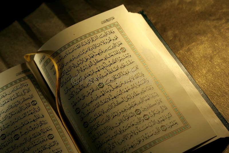 Geschlossenes Heiliges Koran Buch Stockfoto - Bild von islam, islamisch ...