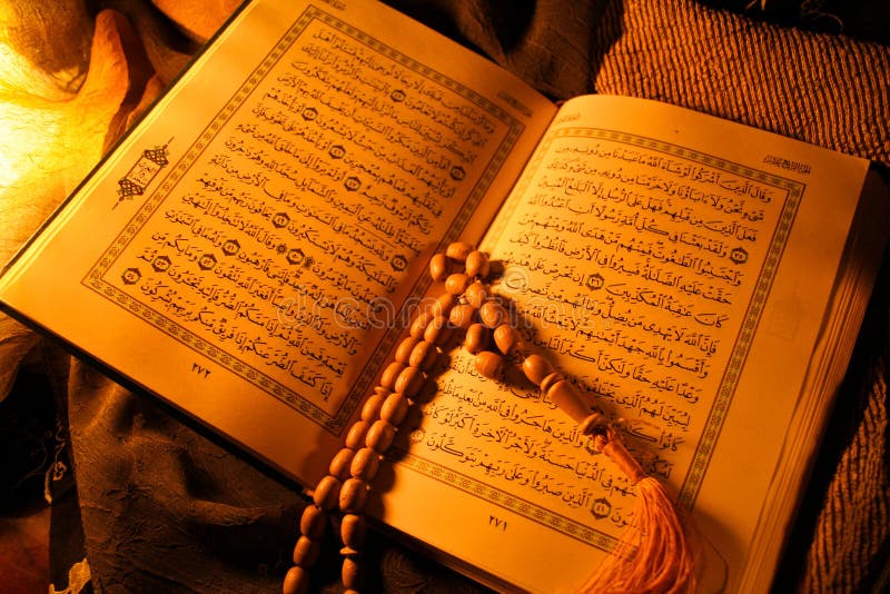 Moslemisches Heiliges Koran Stockfoto - Bild von islamisch, moslems ...