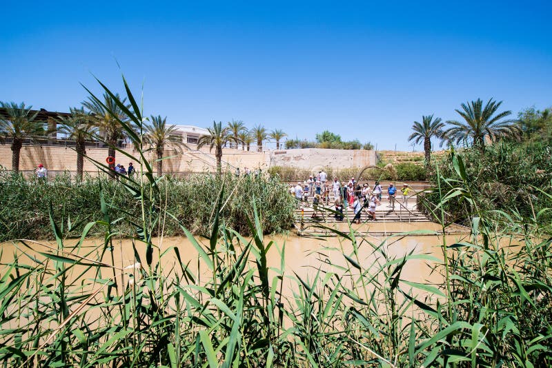 Heiliges Wasser Des Flusses Jordanien Redaktionelles Stockfoto - Bild ...