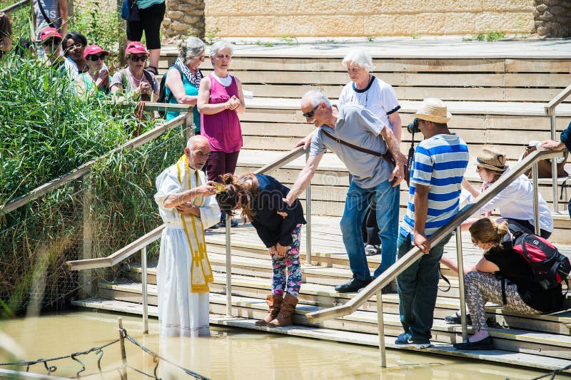 Heiliges Wasser Des Flusses Jordanien Redaktionelles Stockfoto - Bild ...